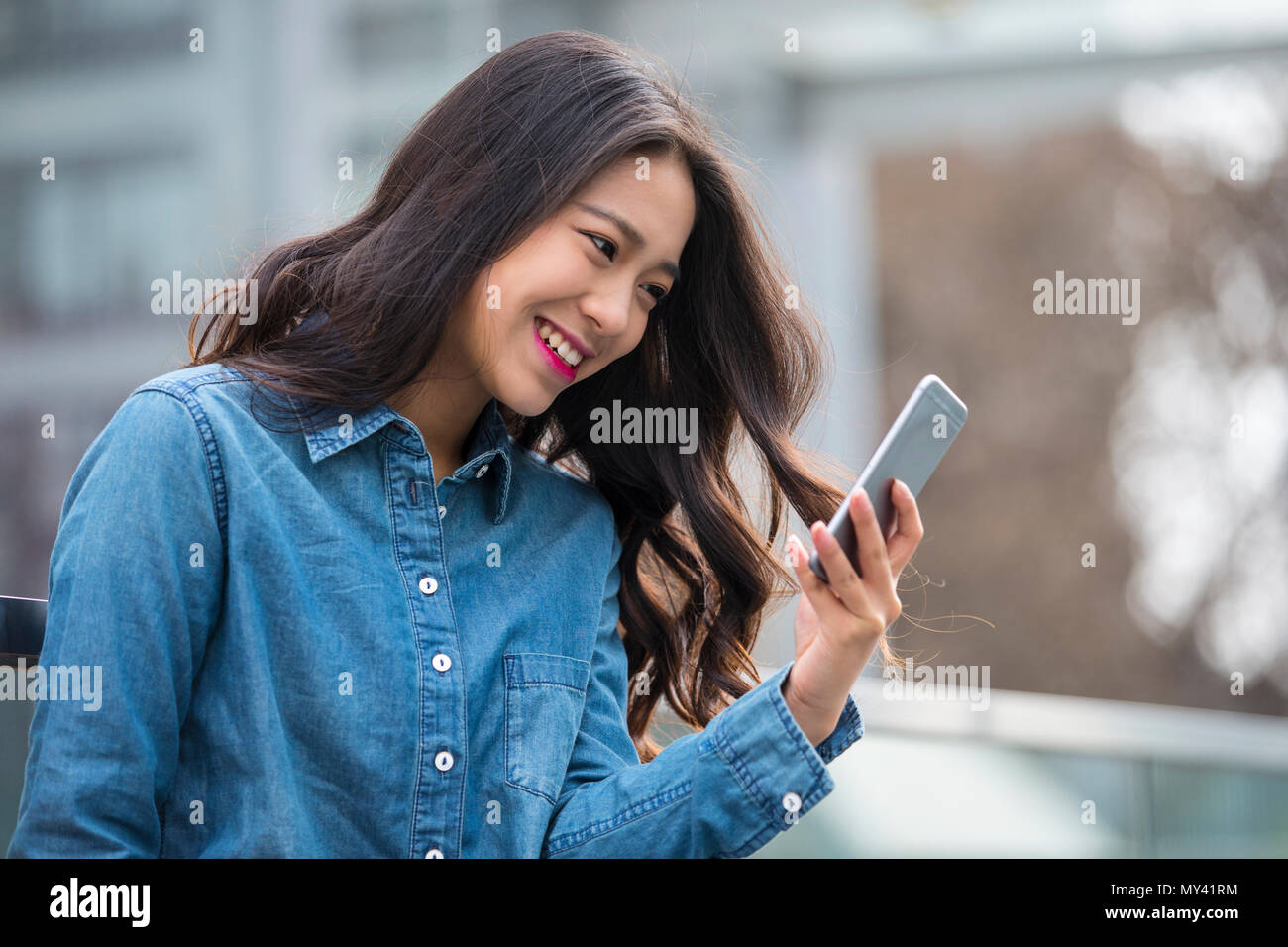 Beautiful asian girl on smartphone hi-res stock photography and images ...