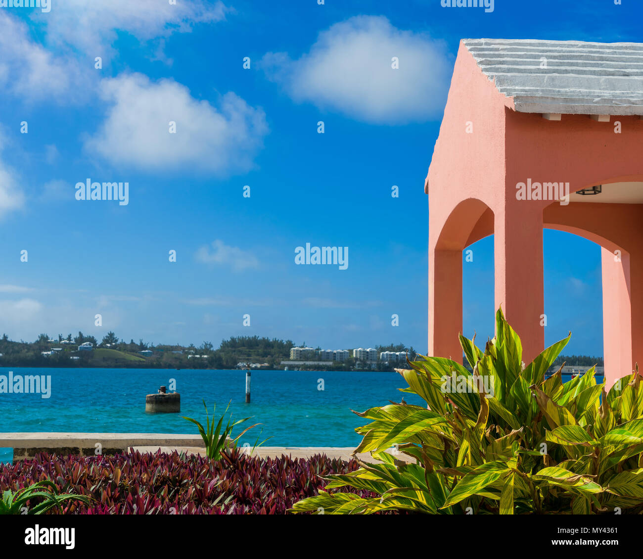 Tropical blue waters along the shores of Bermuda Stock Photo - Alamy