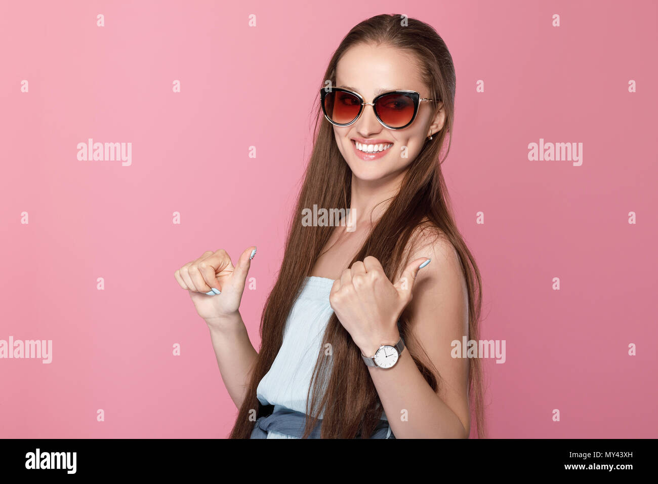 woman showing thumbs up gesture Stock Photo - Alamy woman showing thumbs up gesture Stock Photo - Alamy