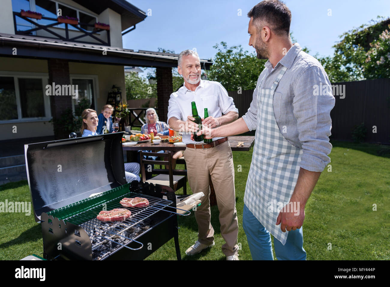 Father kids grilling hi-res stock photography and images - Alamy