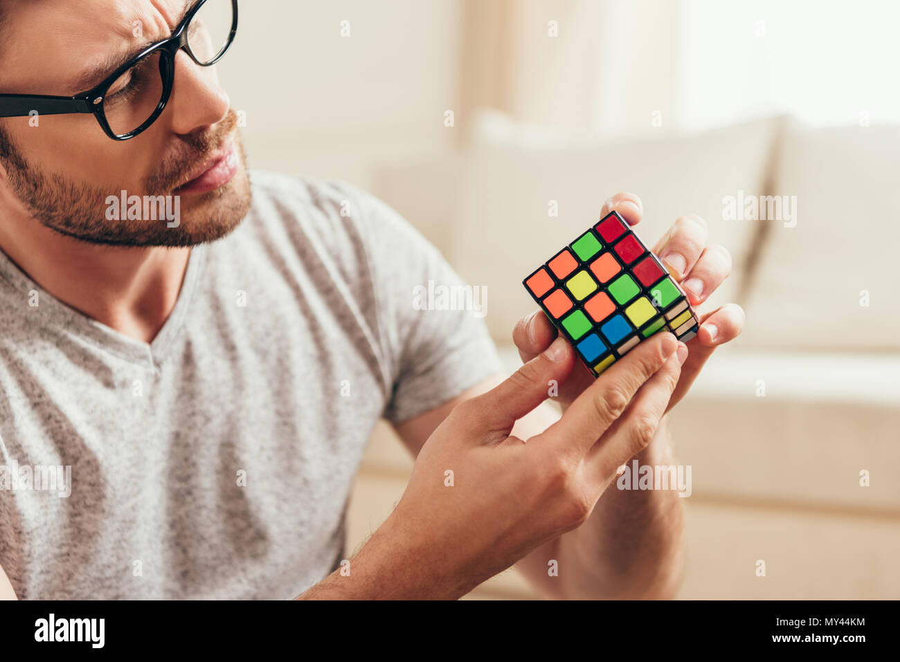 Rubik cube hands hi-res stock photography and images - Alamy