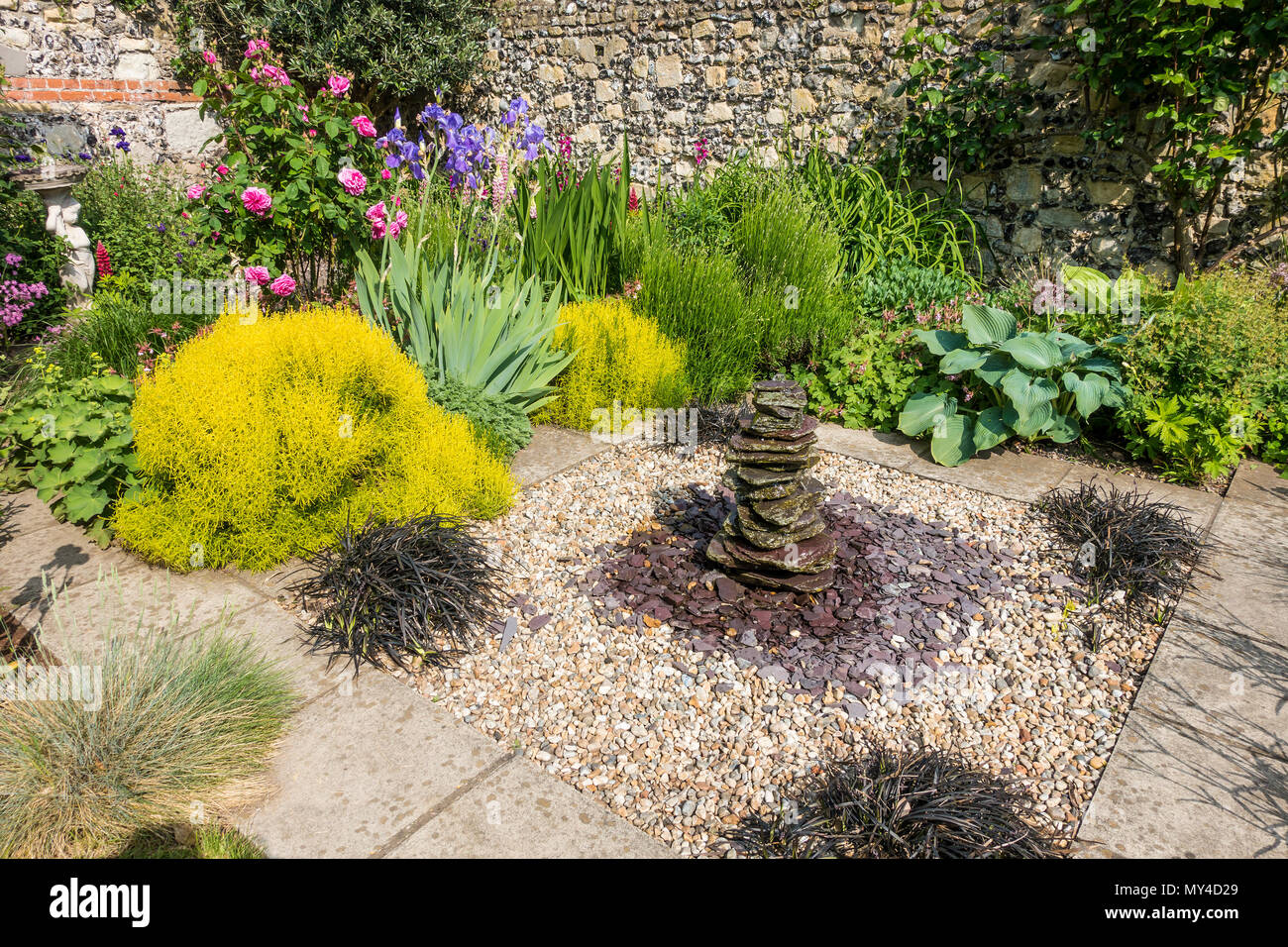 Flint and shingle garden hi-res stock photography and images - Alamy