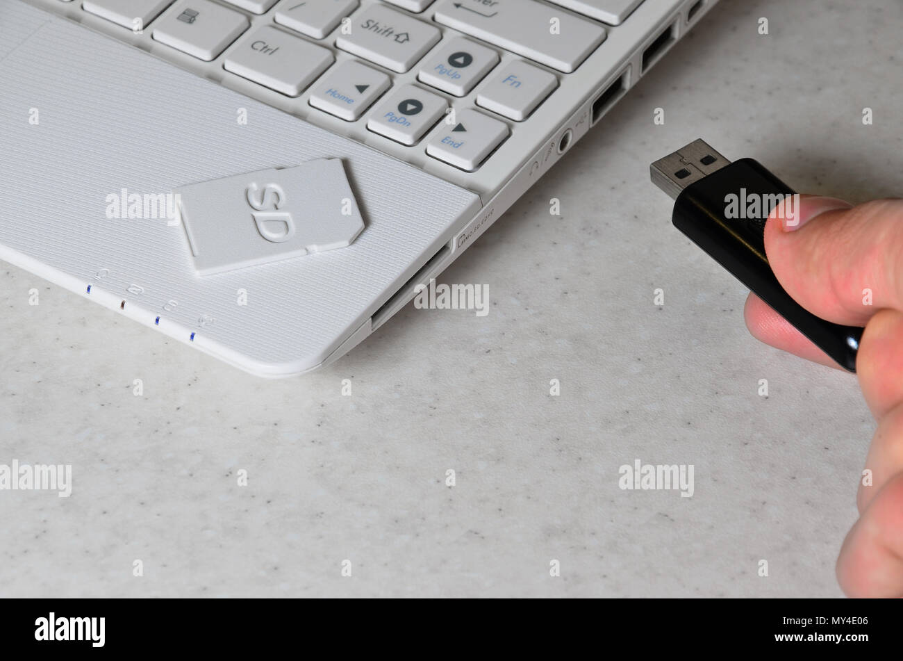 Hand insert usb memory stick hi-res stock photography and images - Alamy