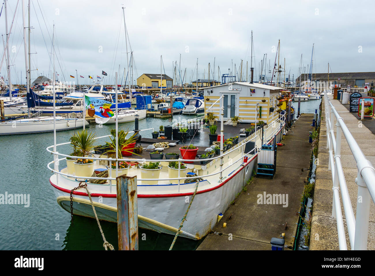 Lighter barge hi-res stock photography and images - Alamy