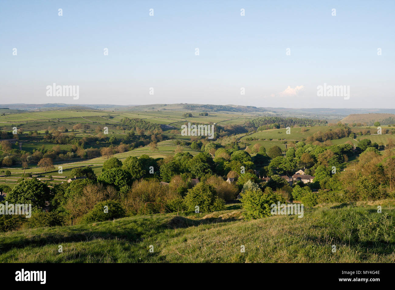 British countryside scenic blue sky hi-res stock photography and images ...