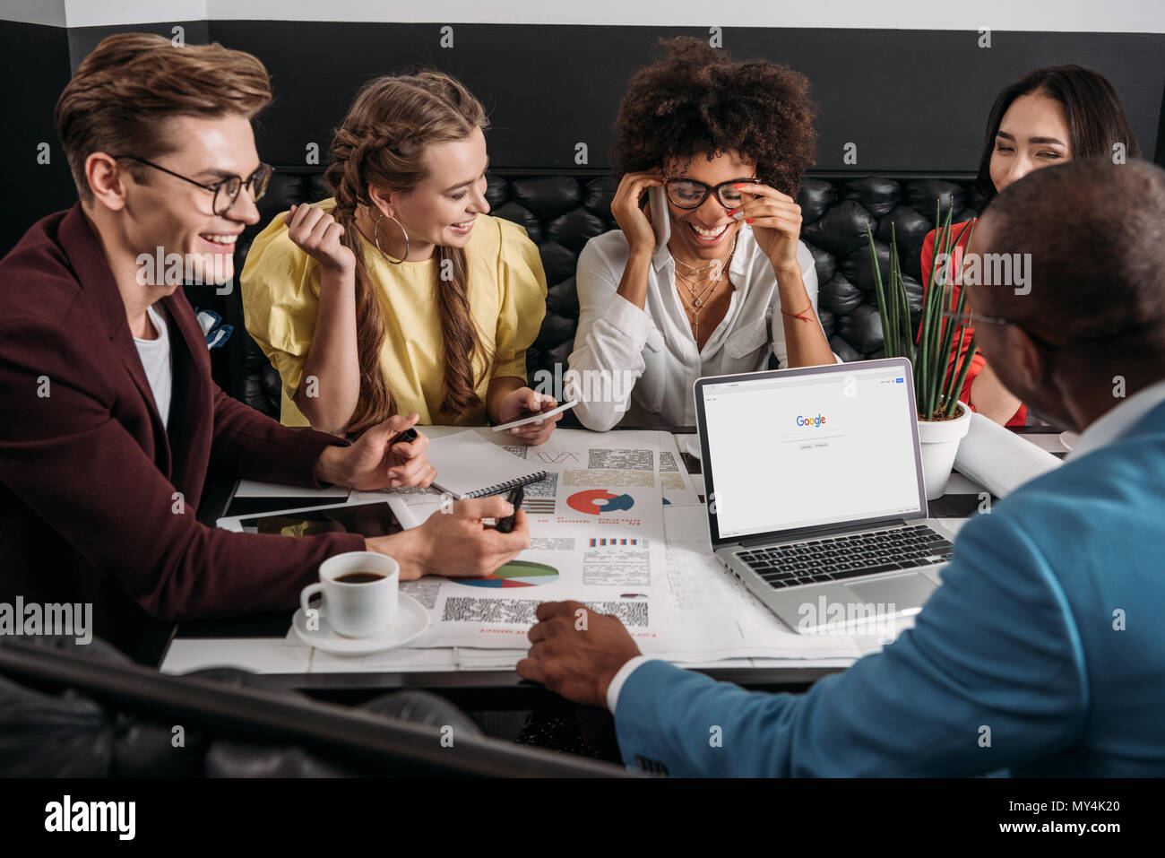 Male colleagues laughing computer hi-res stock photography and images ...