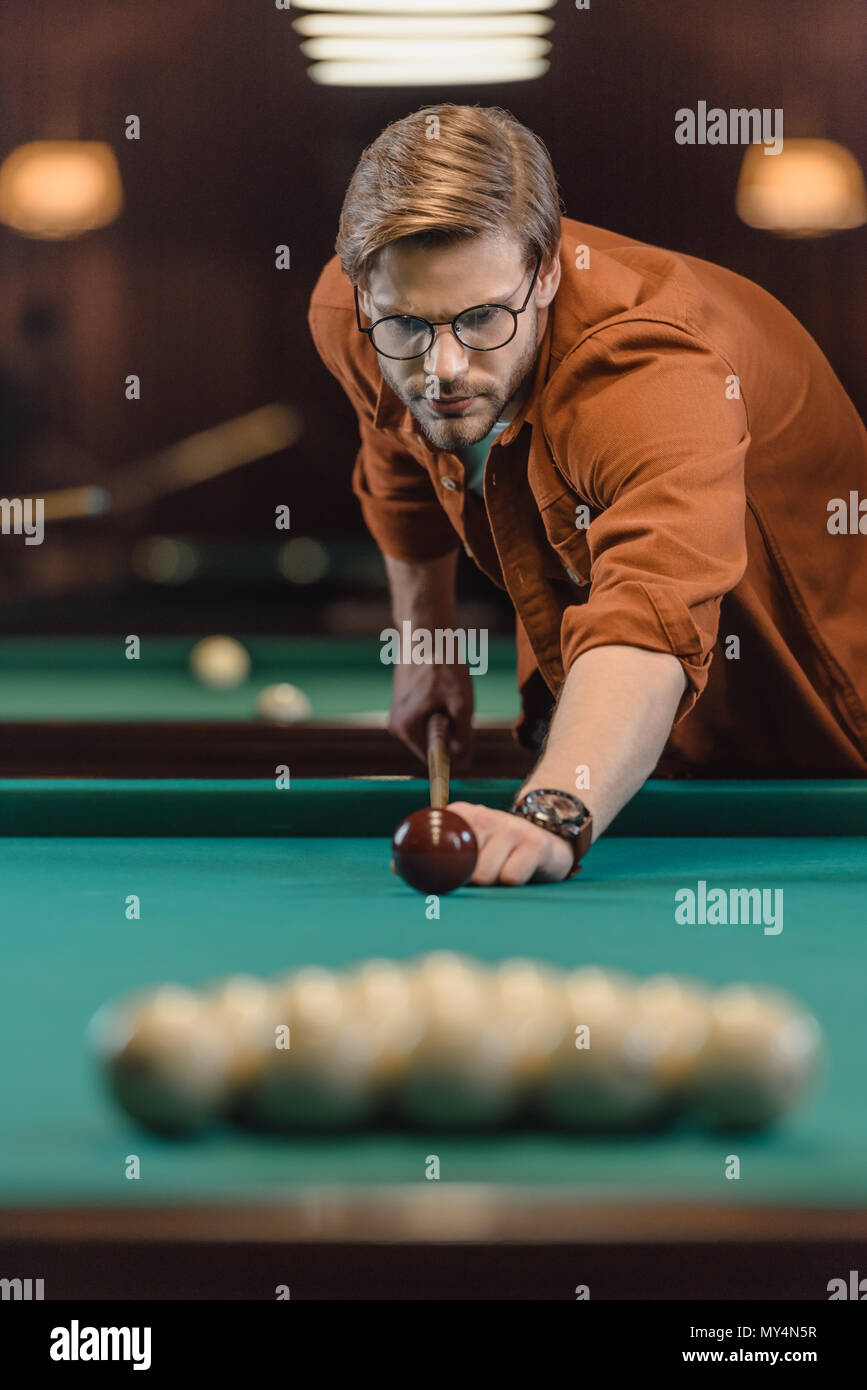 Playing pool in bar hi-res stock photography and images - Alamy