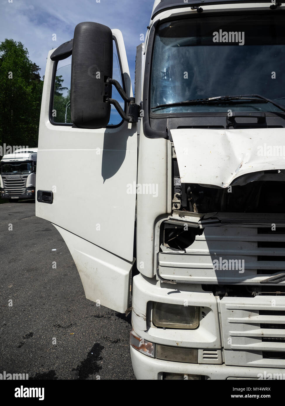 Semi truck wheel damage hi-res stock photography and images - Alamy