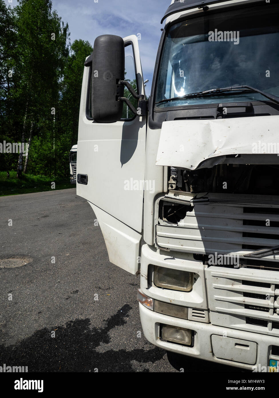 Semi truck wheel damage hi-res stock photography and images - Alamy