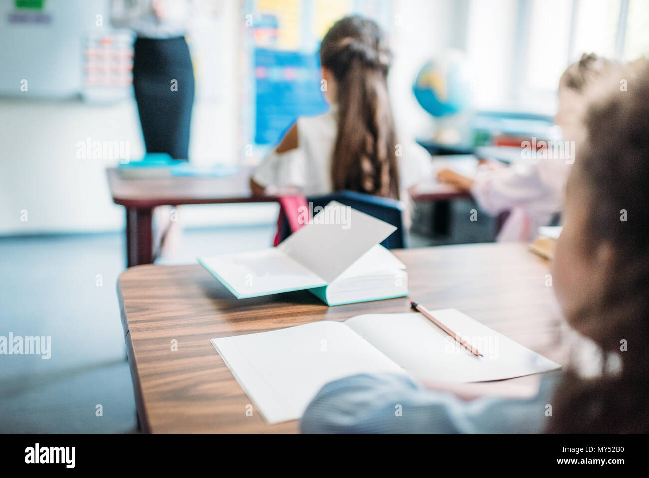 Kids sitting listening teacher hi-res stock photography and images - Alamy