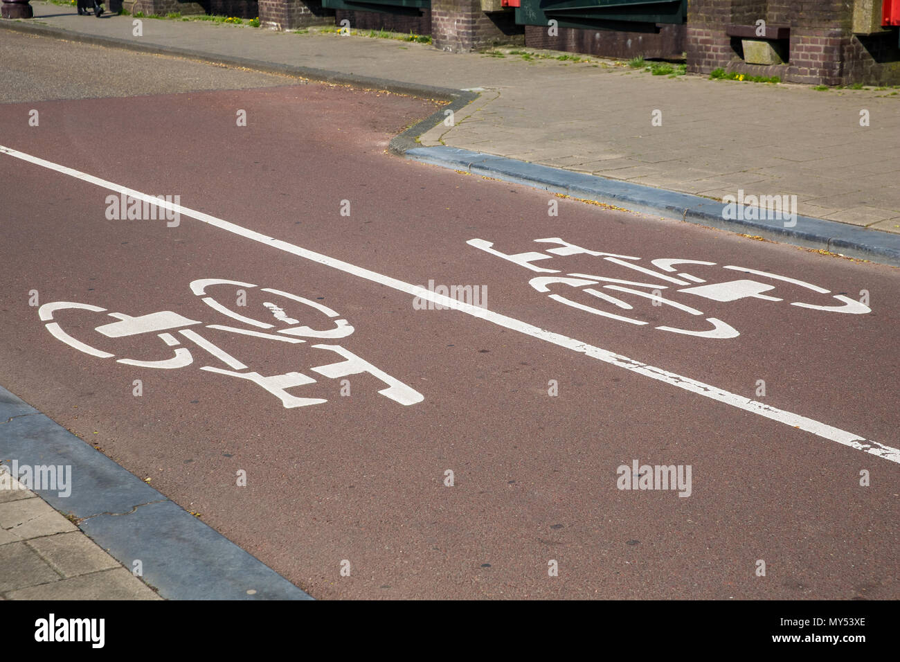 White bicycle sign Stock Photo - Alamy