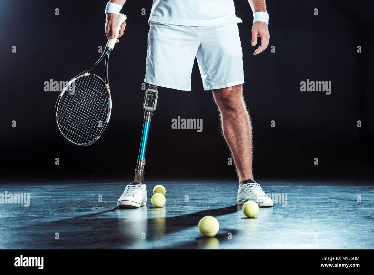 Man holding tennis balls hi-res stock photography and images - Alamy