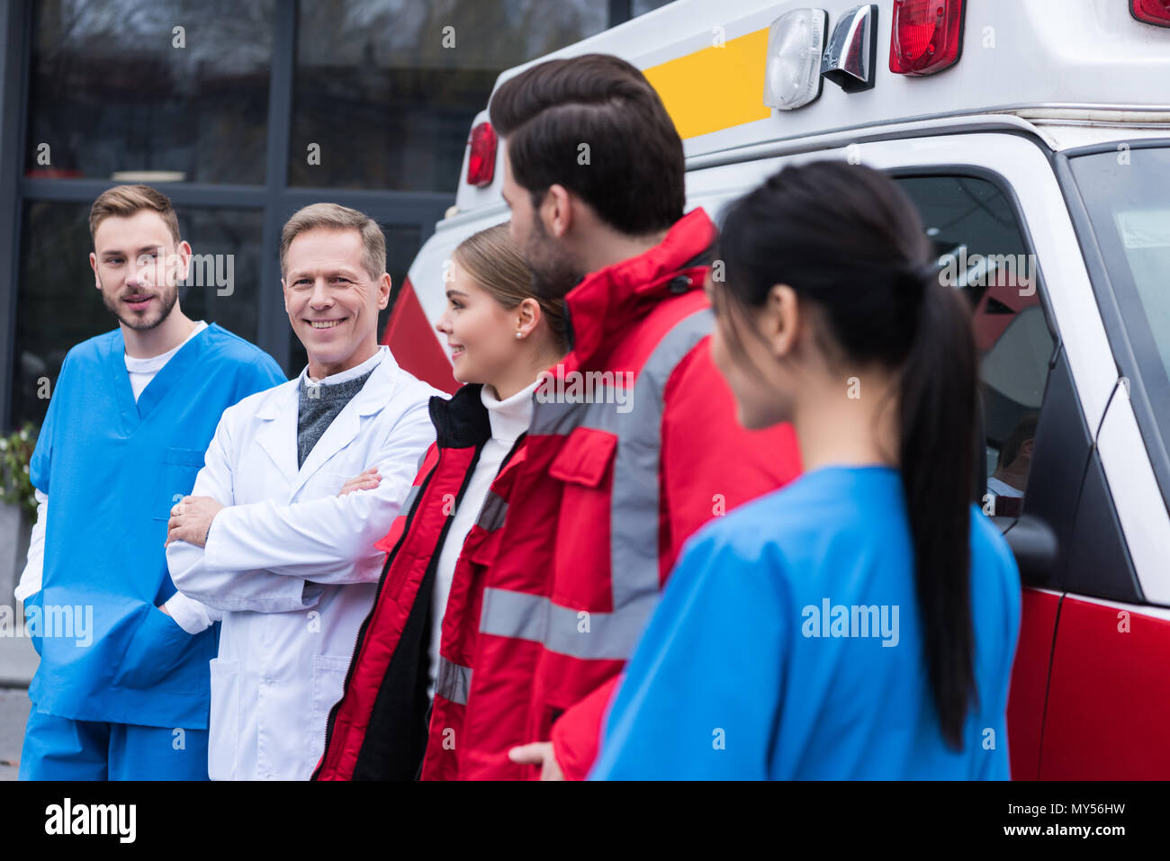 Doctors nurses paramedics standing ambulance hi-res stock photography ...