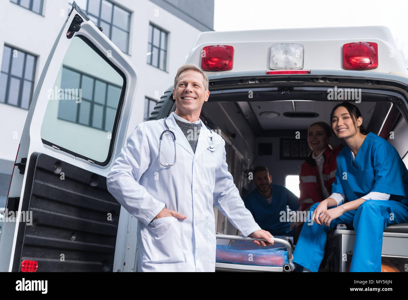 Paramedic team hi-res stock photography and images - Alamy