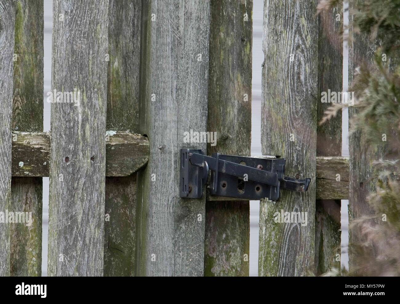 Locked fence hi-res stock photography and images - Alamy