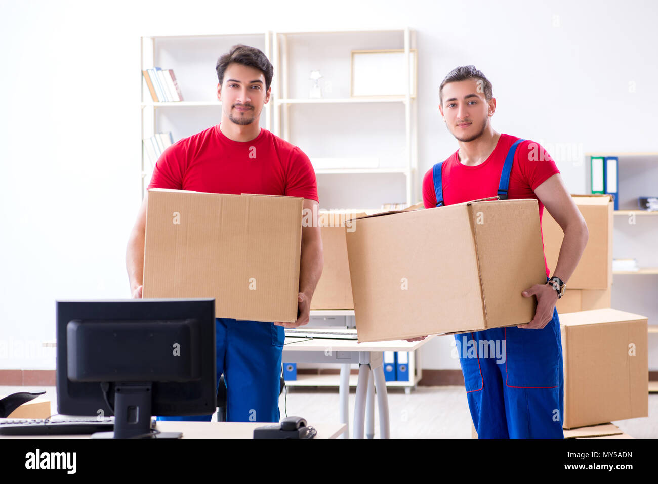 Warehouse employees carrying boxes hi-res stock photography and images ...