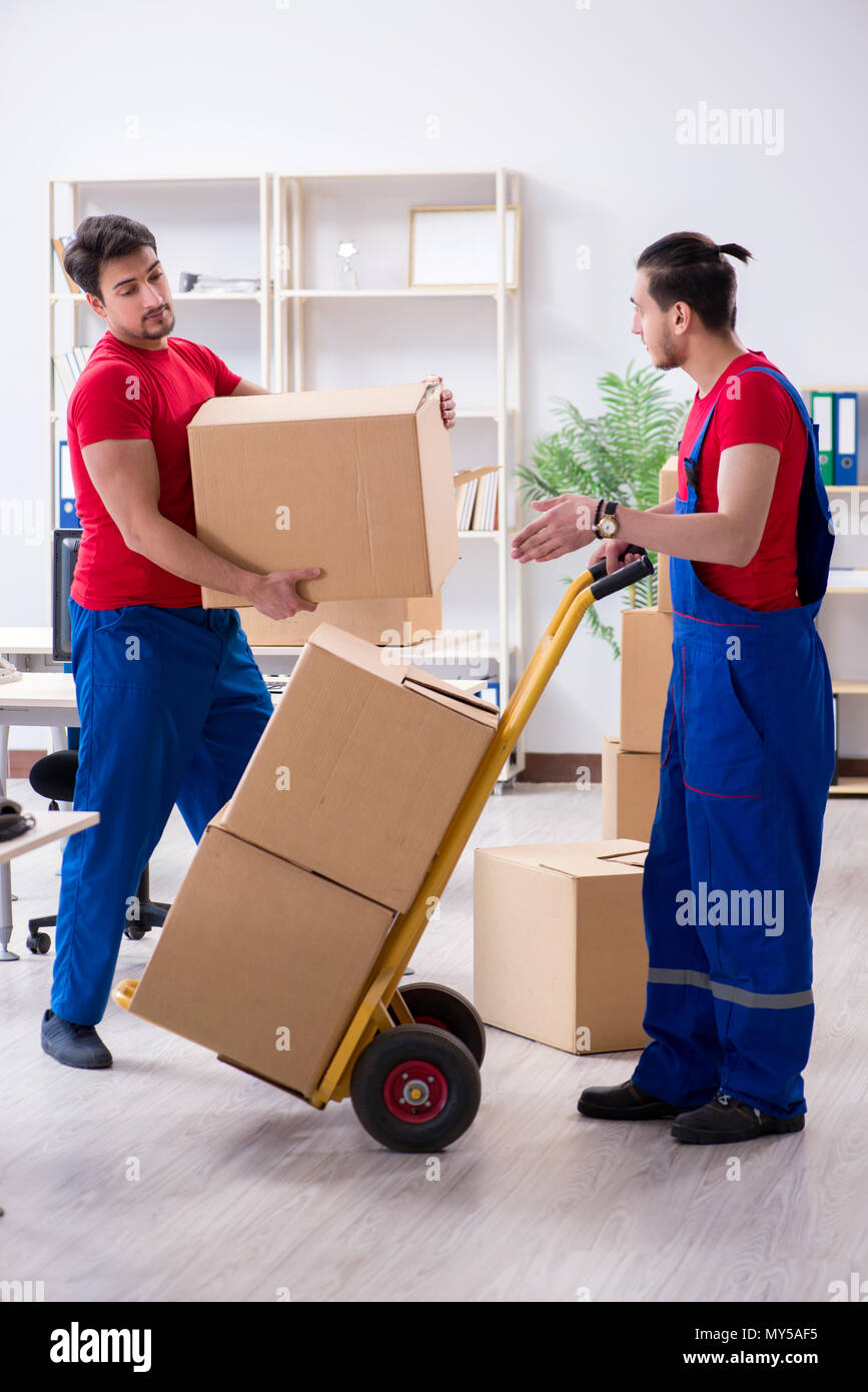 Warehouse employees carrying boxes hi-res stock photography and images ...