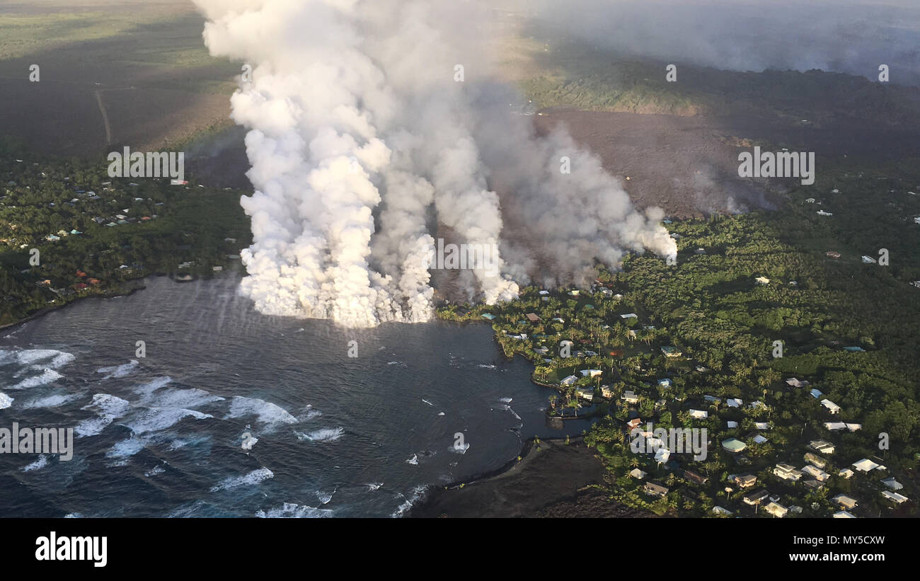 Lava flows into Kapoho Bay destroying forest and homes in the ...