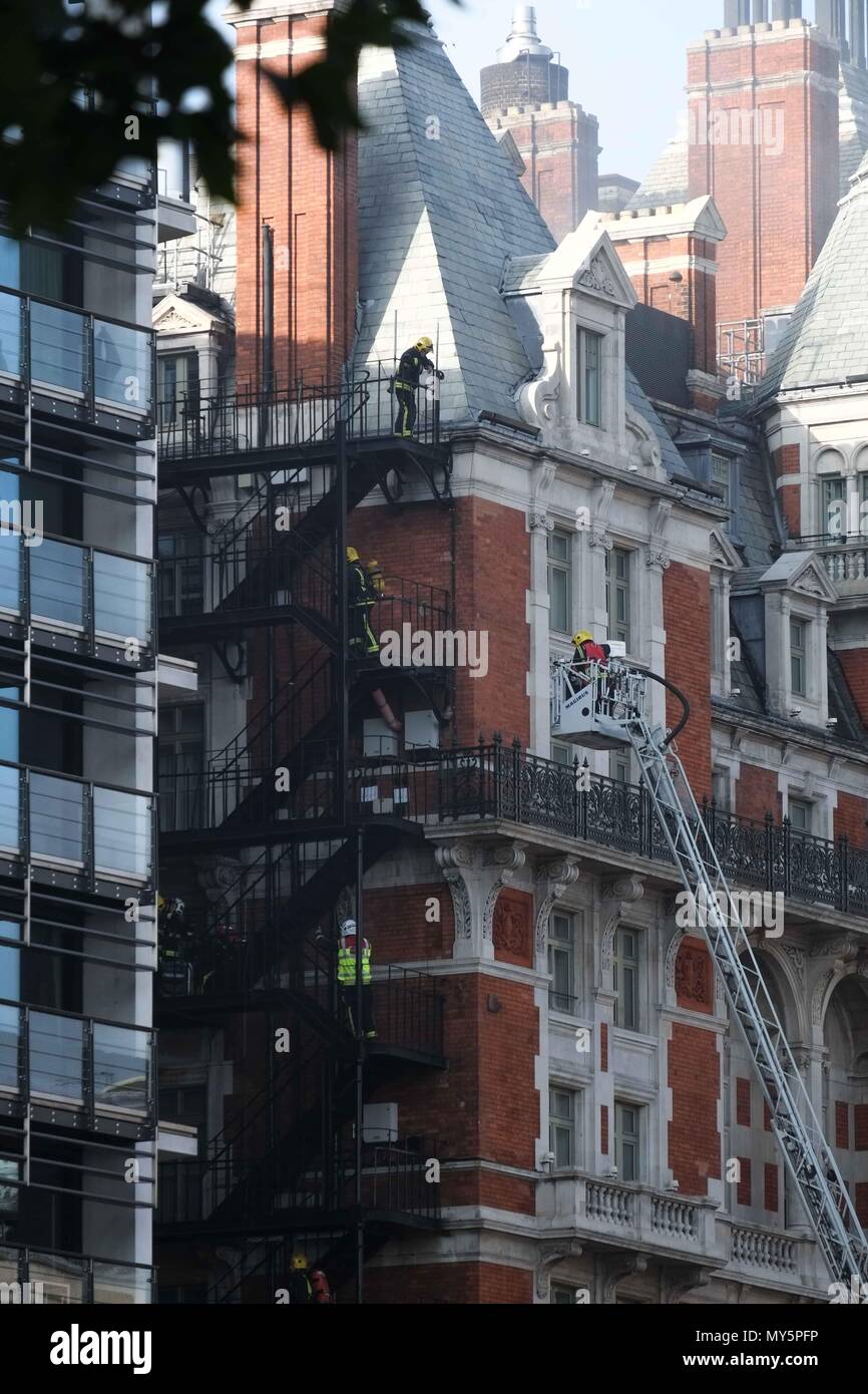 London,UK. 6TH June 2018. London Fire Brigade attend to a fire in the ...