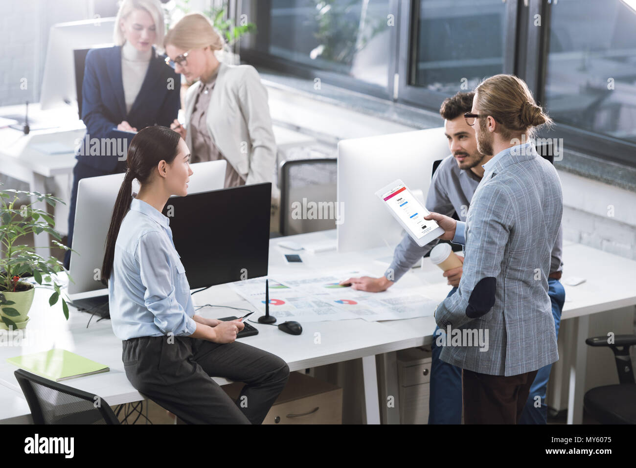 Office discussion logo hi-res stock photography and images - Alamy
