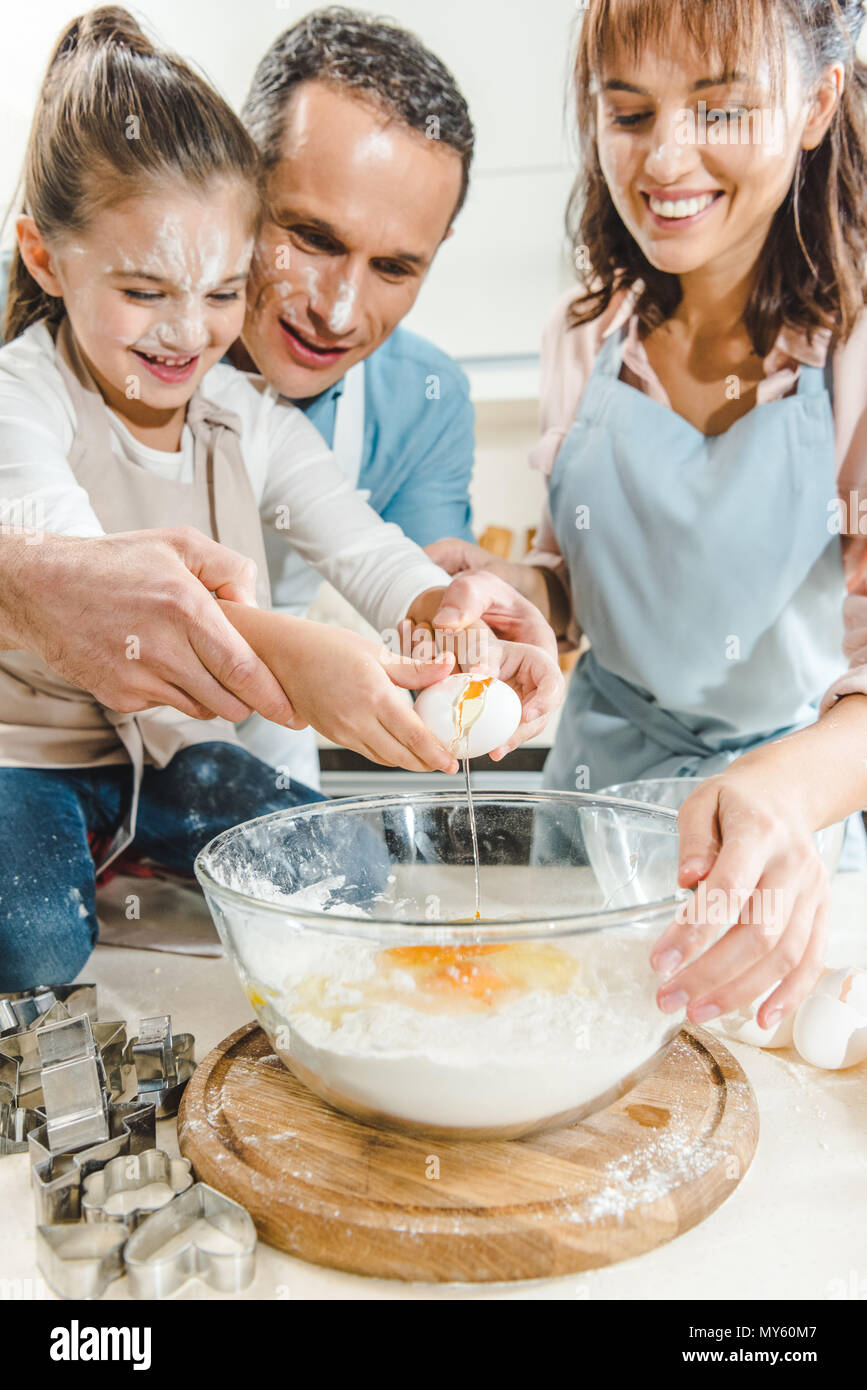 Egg splitting hi-res stock photography and images - Alamy