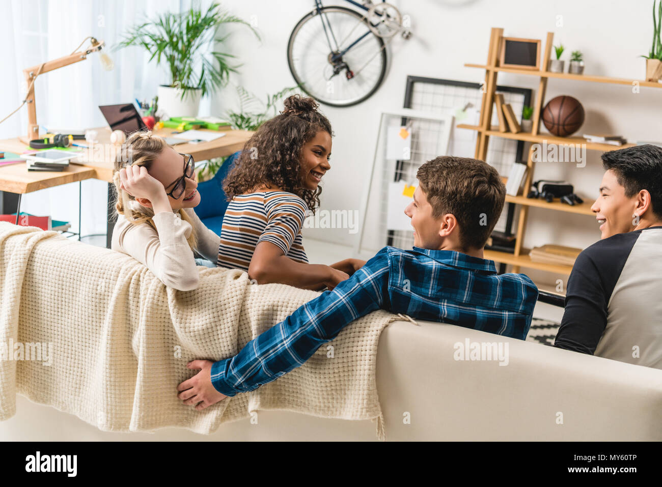 Teenagers sofa talking hi-res stock photography and images - Alamy