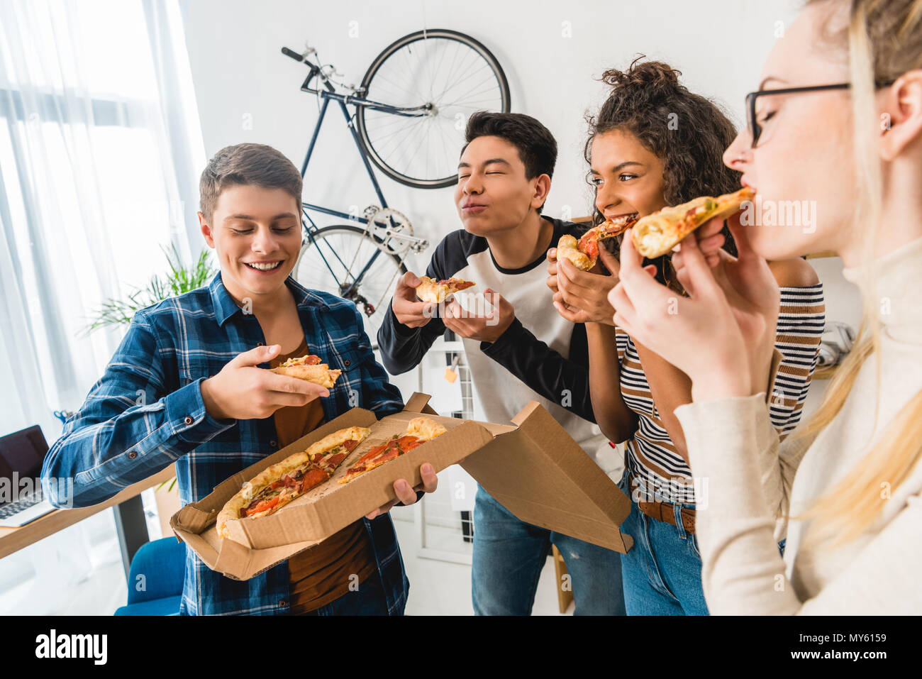 Boys eating fast food teenagers hi-res stock photography and images - Alamy