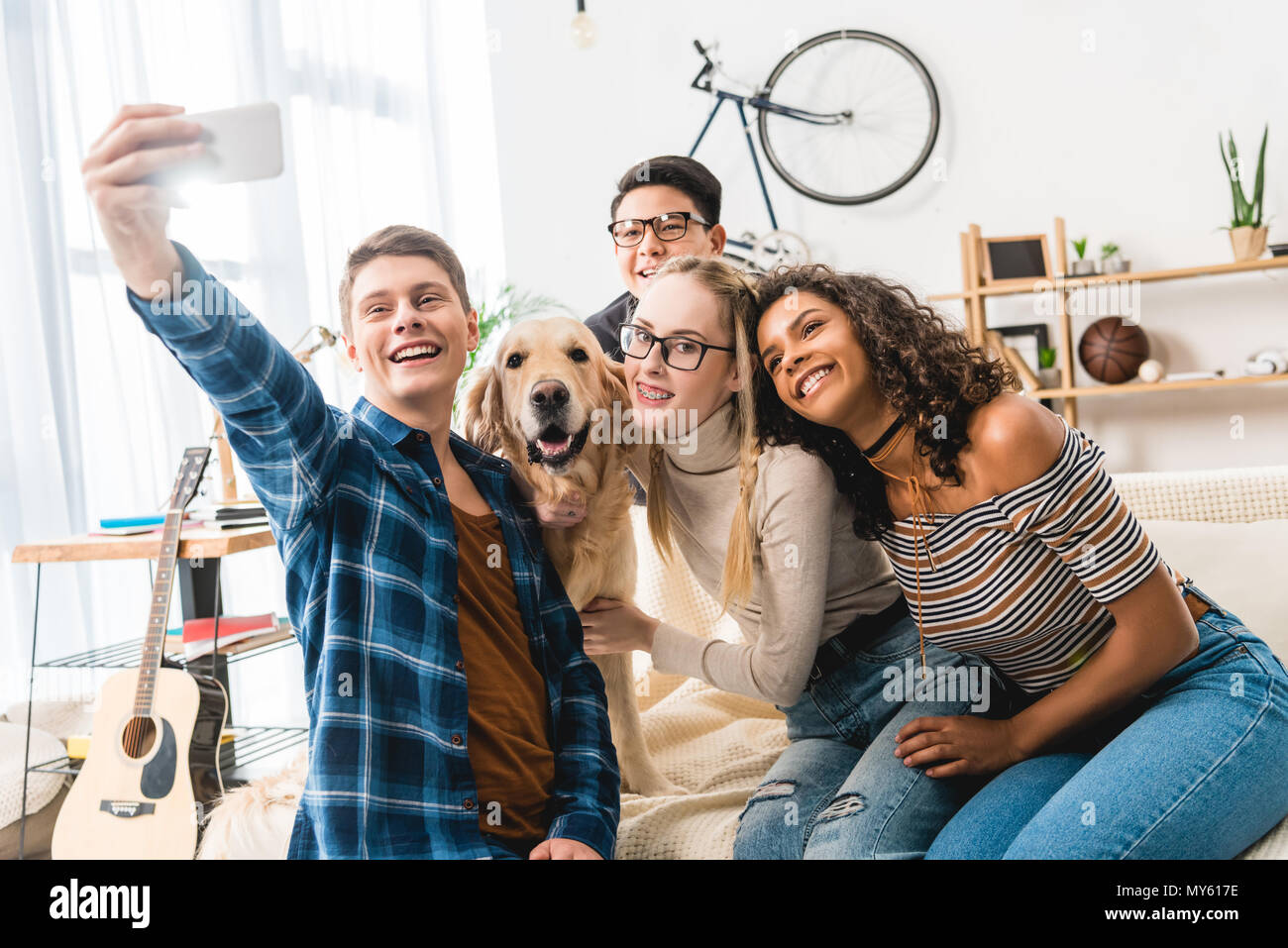 Selfie teenagers multiethnic hi-res stock photography and images - Alamy Selfie teenagers multiethnic hi-res stock photography and images - Alamy