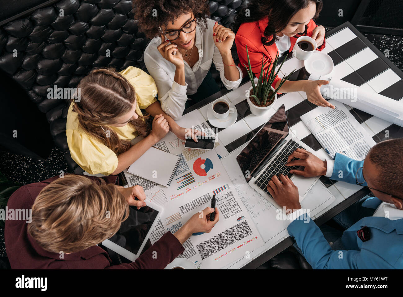 Wotking together hi-res stock photography and images - Alamy