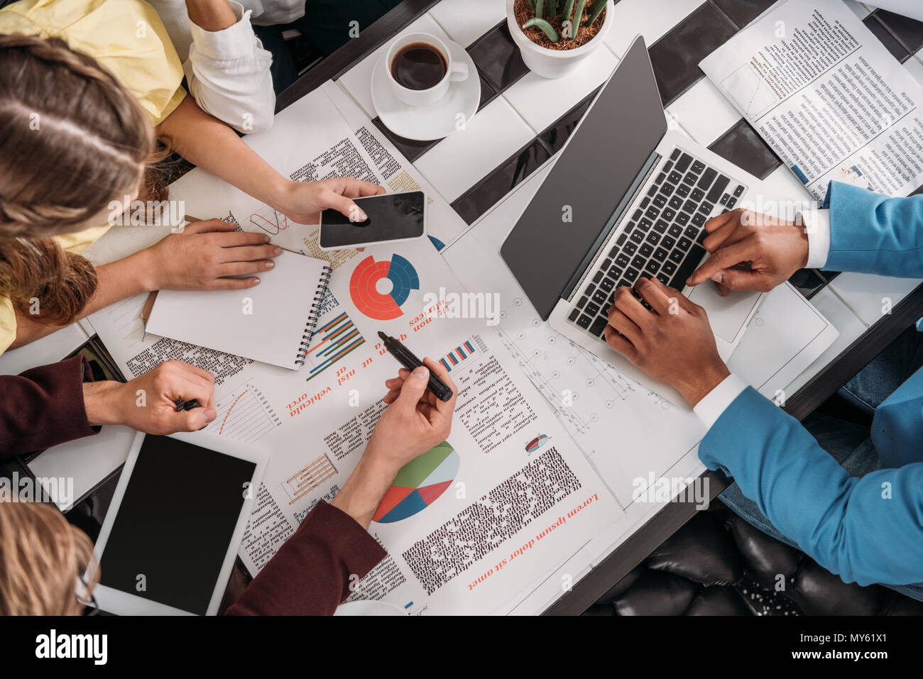 Wotking together hi-res stock photography and images - Alamy