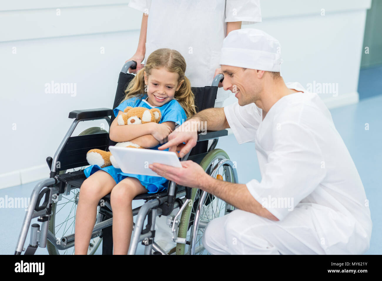 Doctor showing child device hi-res stock photography and images - Alamy