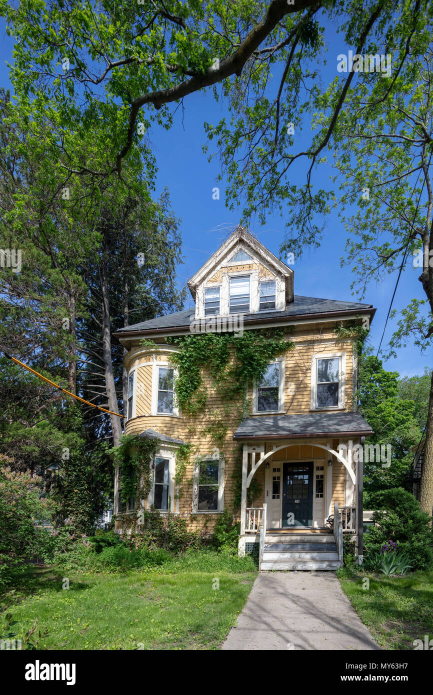 Maple house hi-res stock photography and images - Alamy