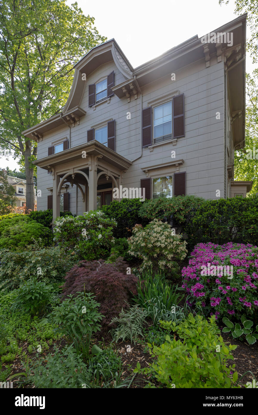 Maple house hi-res stock photography and images - Alamy