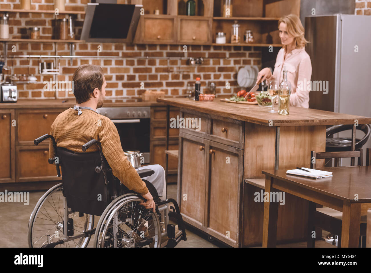 Disabled people cooking hi-res stock photography and images - Alamy