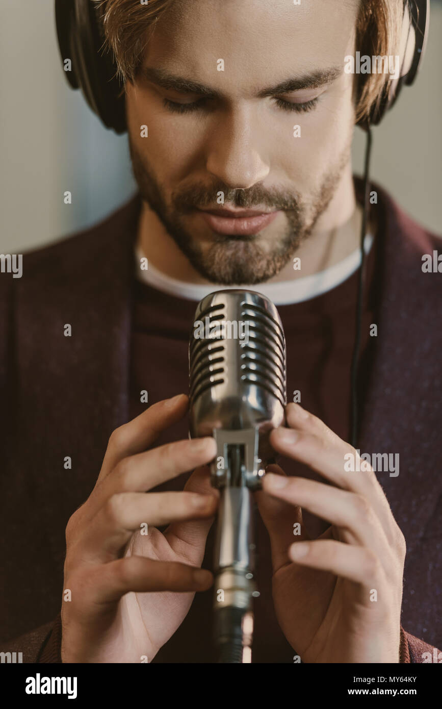 Singer skills hi-res stock photography and images - Alamy