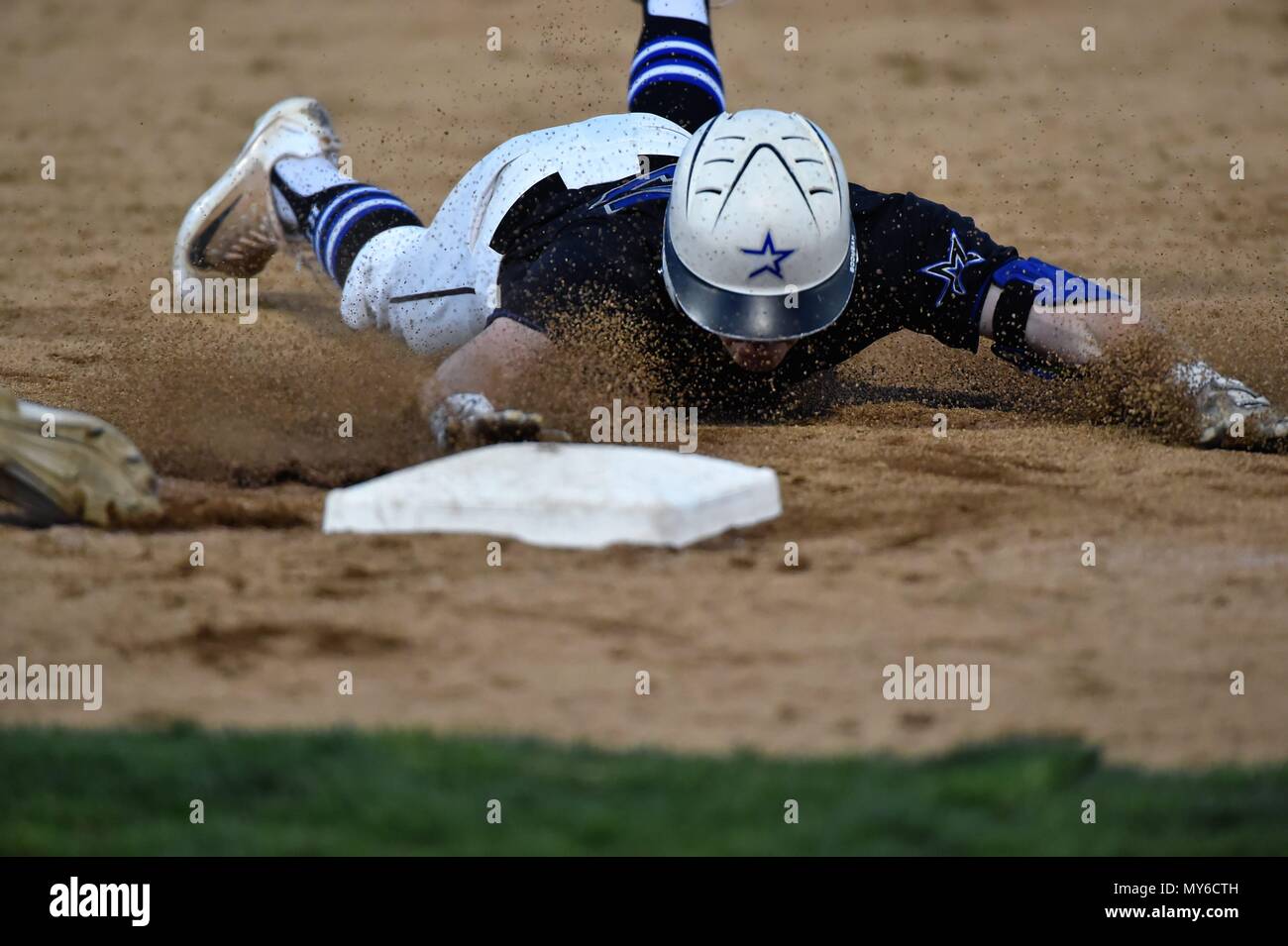 Diving attempt by baseball player hi-res stock photography and images ...