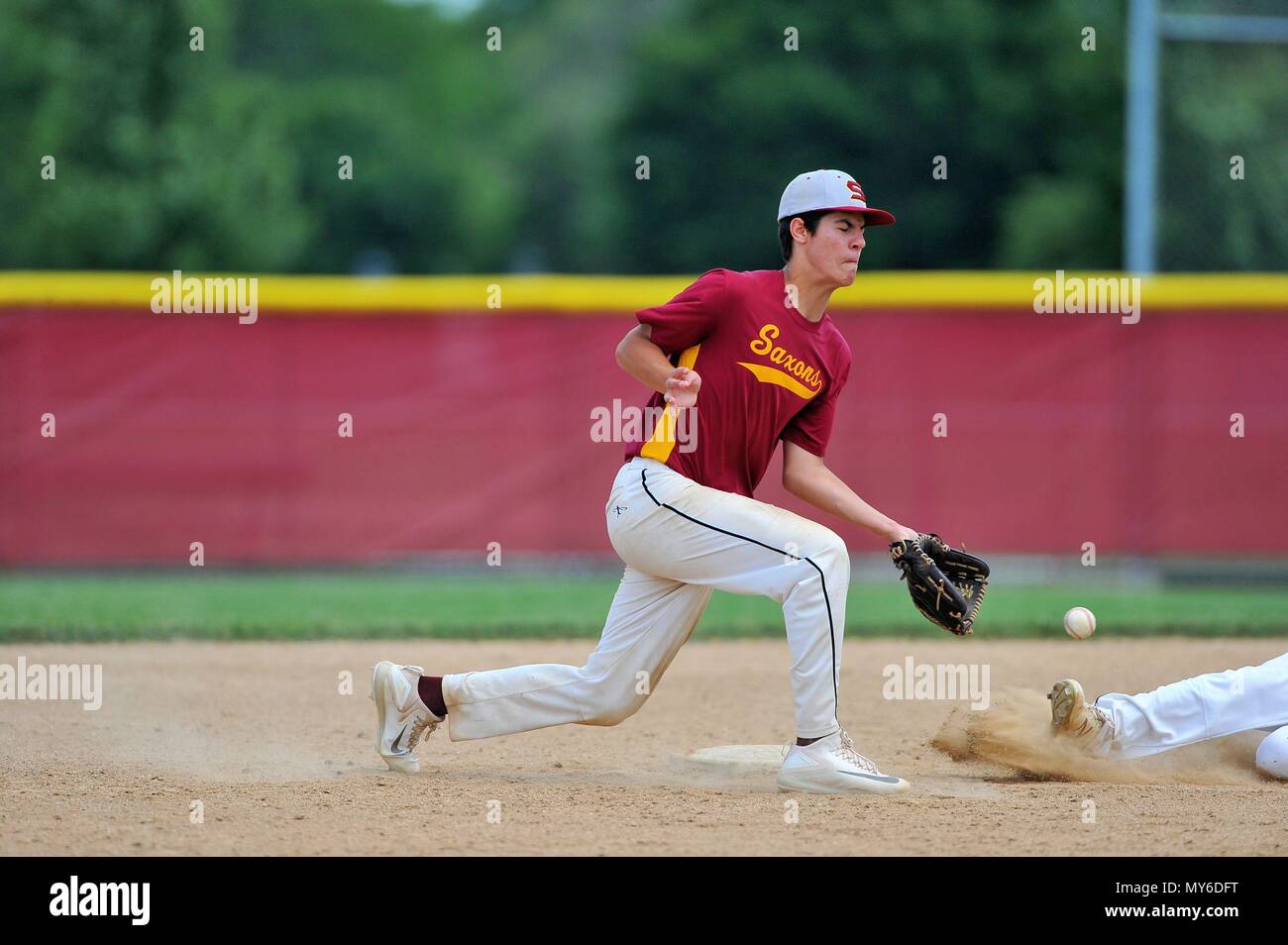 Stealing base baseball hi-res stock photography and images - Alamy