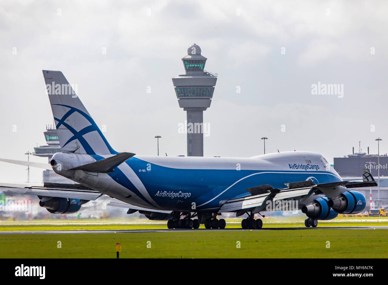 Air bridge cargo hi-res stock photography and images - Alamy