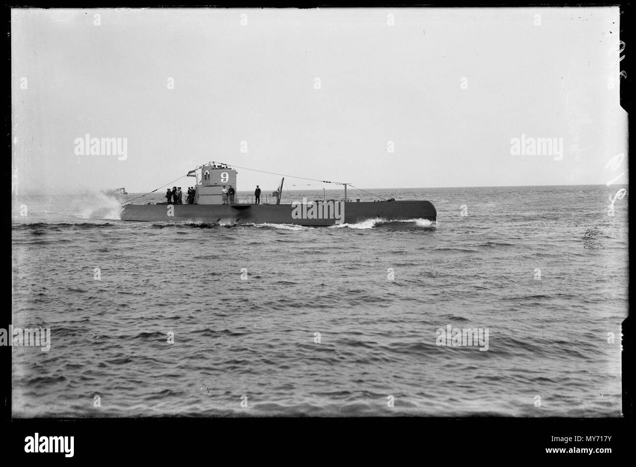 Onderzeeboot Hr Ms 09. Onderzeeboot Hr. Ms. 09 (uit 1926) vaart op zee ...
