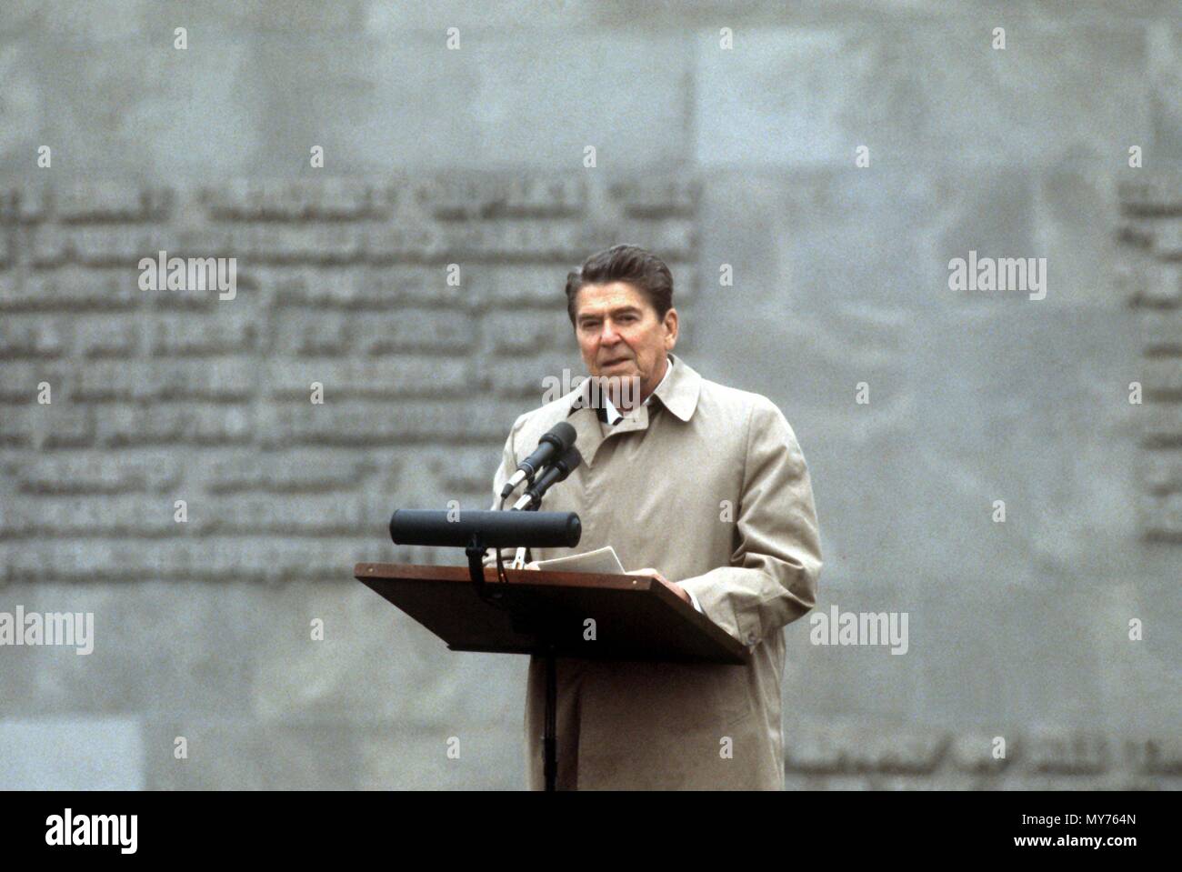US President Ronald Reagan gives a speech in Bergen-Belsen on 05 May ...