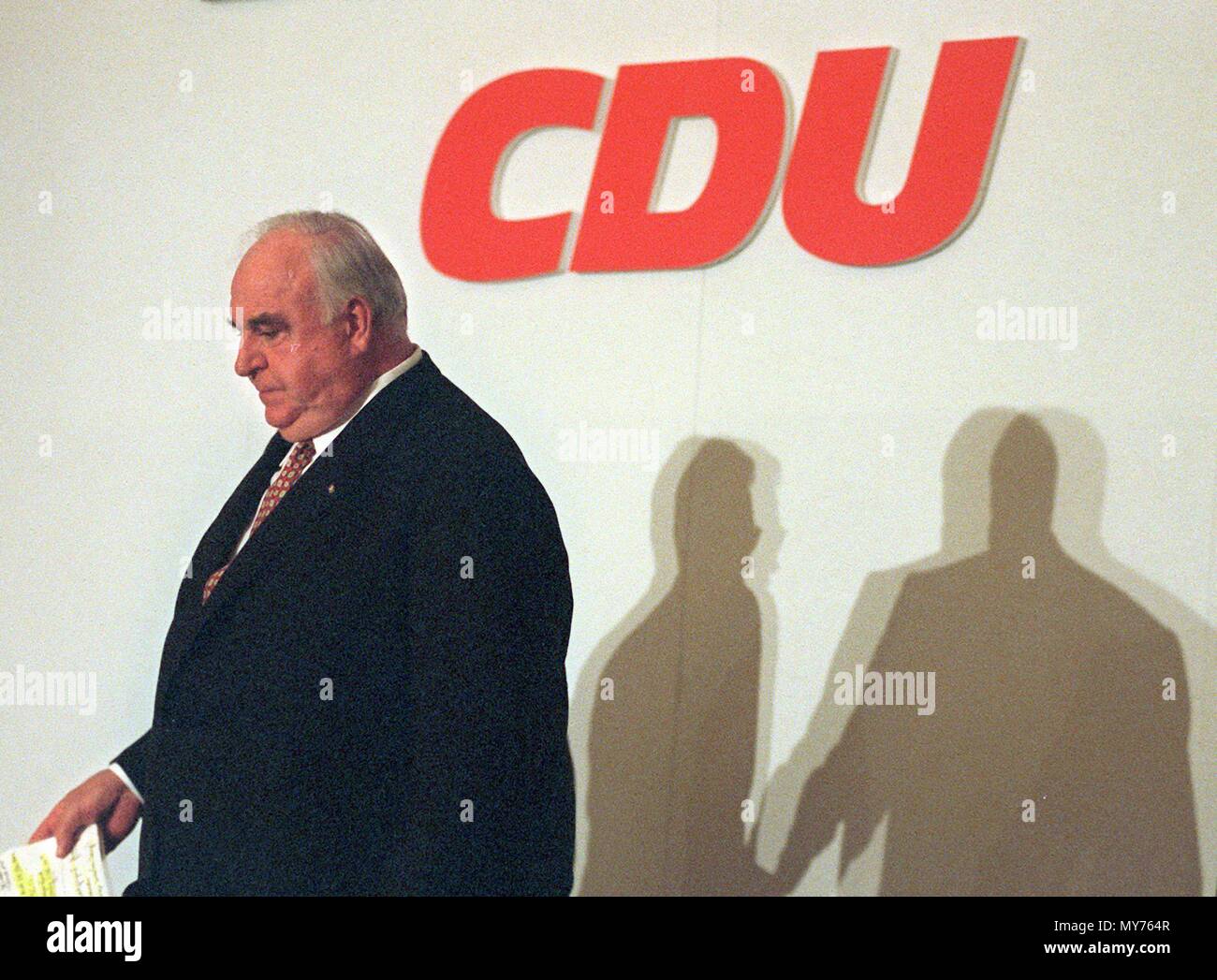 German Chancellor Helmut Kohl leaves the podium after a press ...