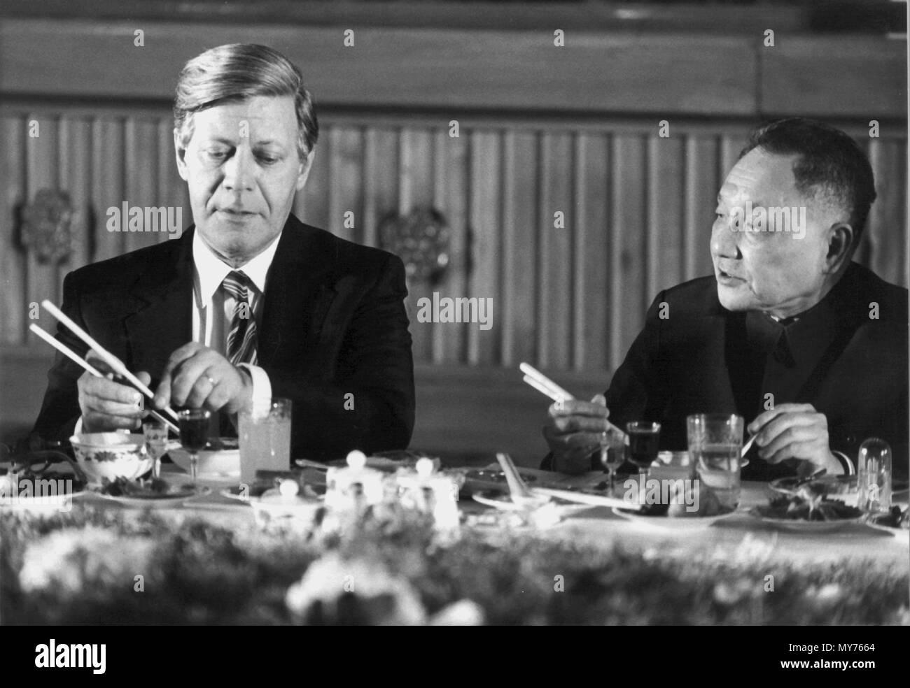 Evening banquet for German chancellor Helmut Schmidt (l) in Beijing on ...
