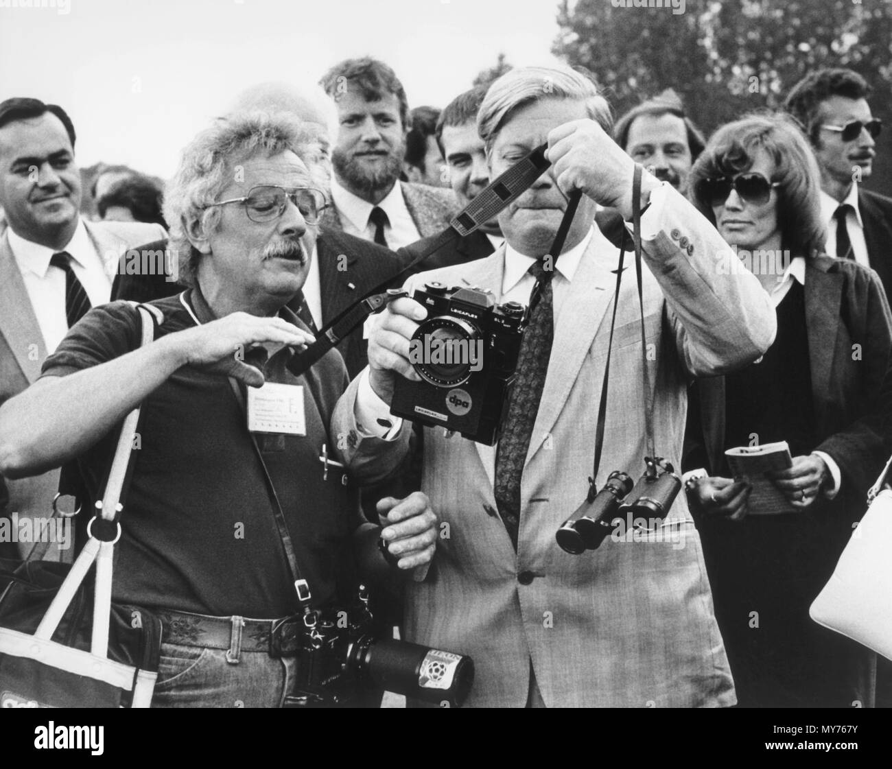 German Chancellor Helmut Schmidt (SPD, r) borrows a camera from dpa ...