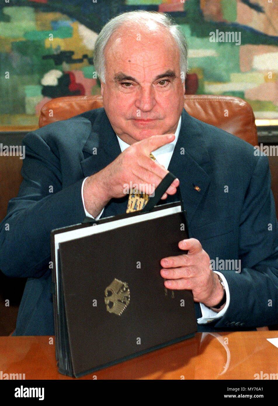 German Chancellor Helmut Kohl opens his file at the start of a cabinet ...