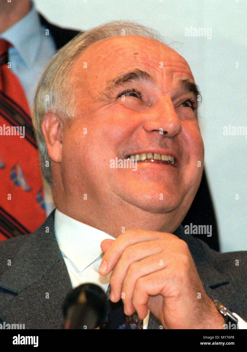 German Chancellor Helmut Kohl in front of journalists in Bonn, Germany ...