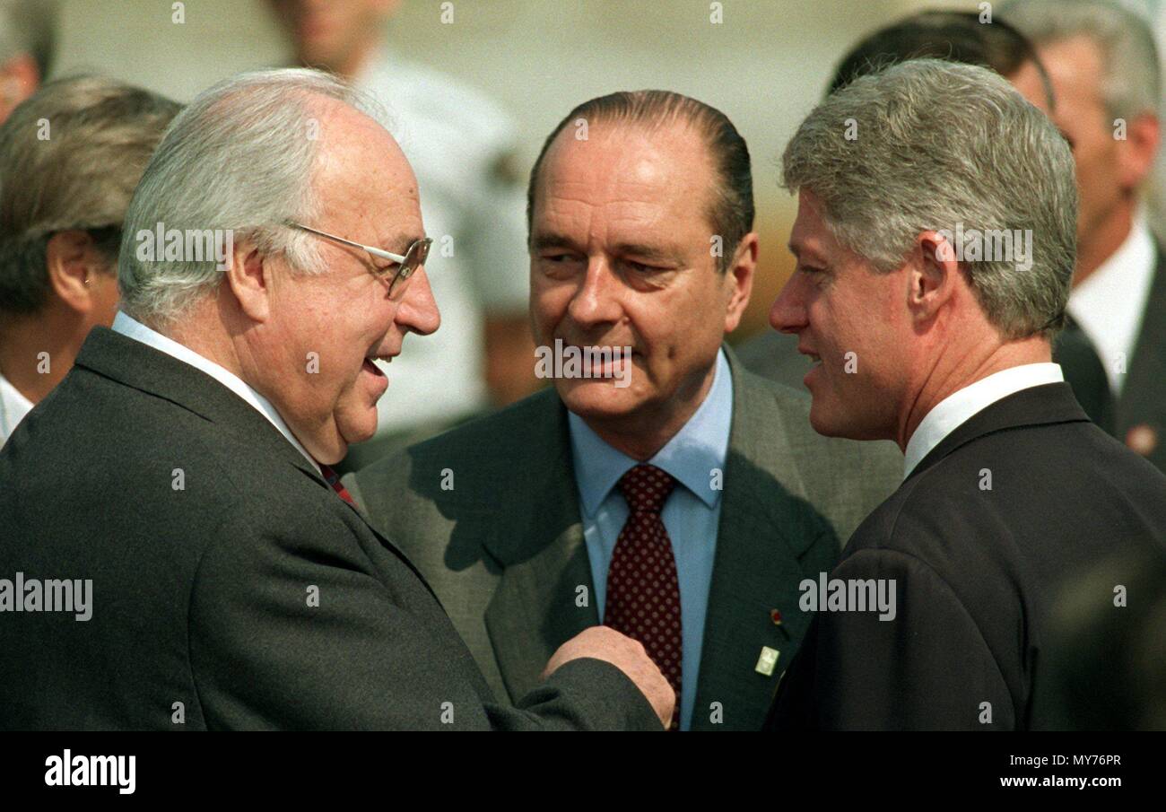 (l-r) German Chancellor Helmut Kohl in conversation with French ...