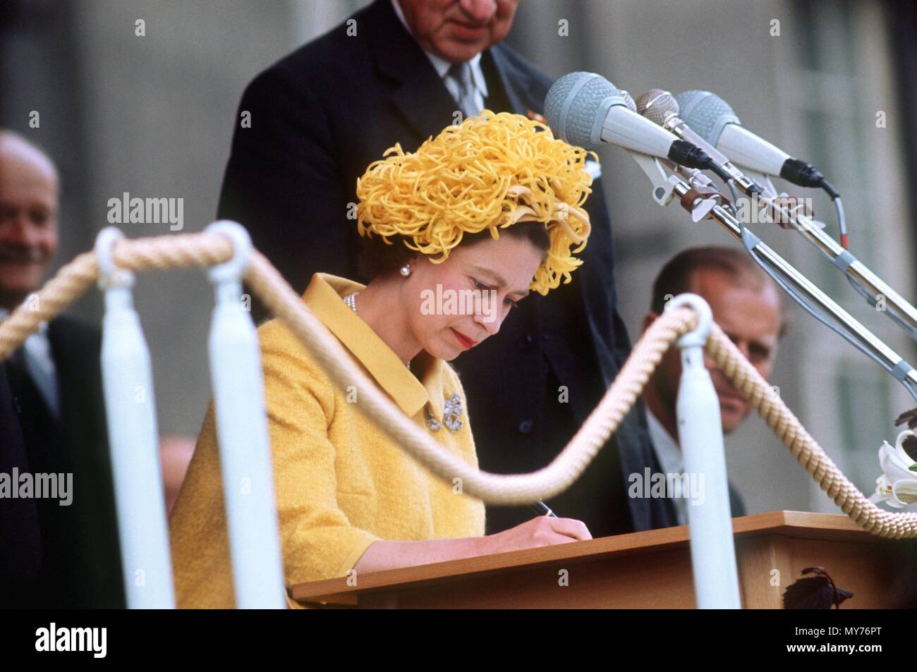 Queen elizabeth ii 1965 hi-res stock photography and images - Alamy