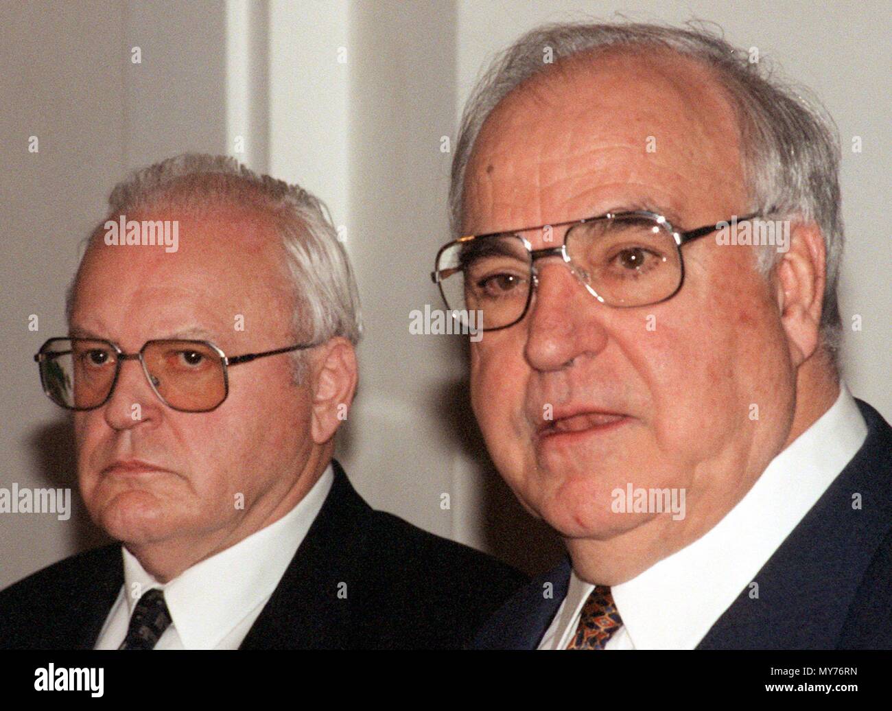 German President Roman Herzog (l) and German Chancellor Helmut Kohl ...