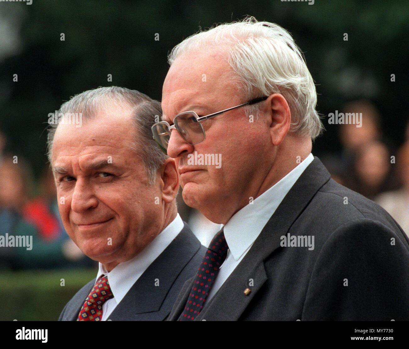 German President Roman Herzog (r) receives Romanian President Ion ...
