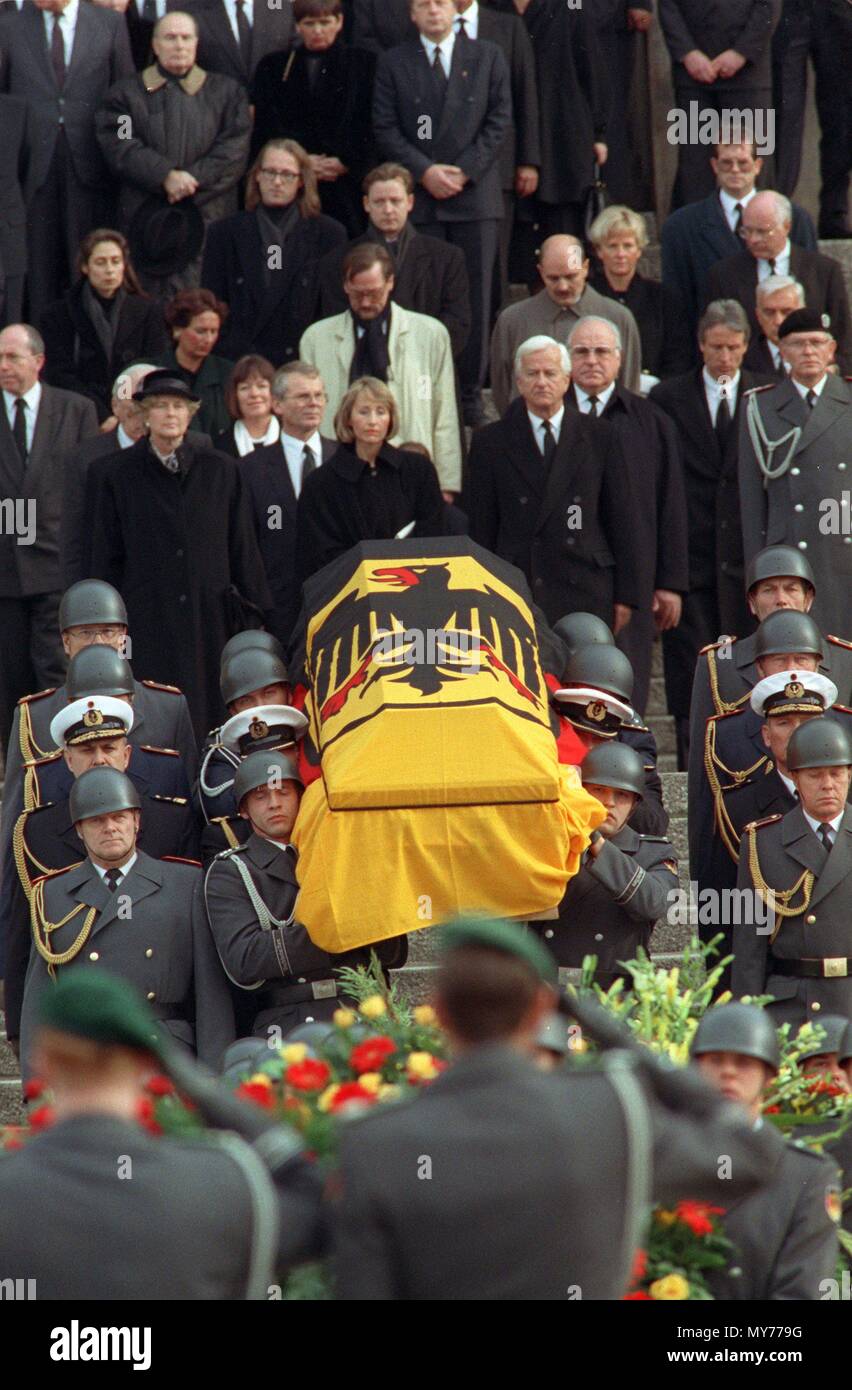 The coffin covered in the German flag is carried out of the Reichstag ...